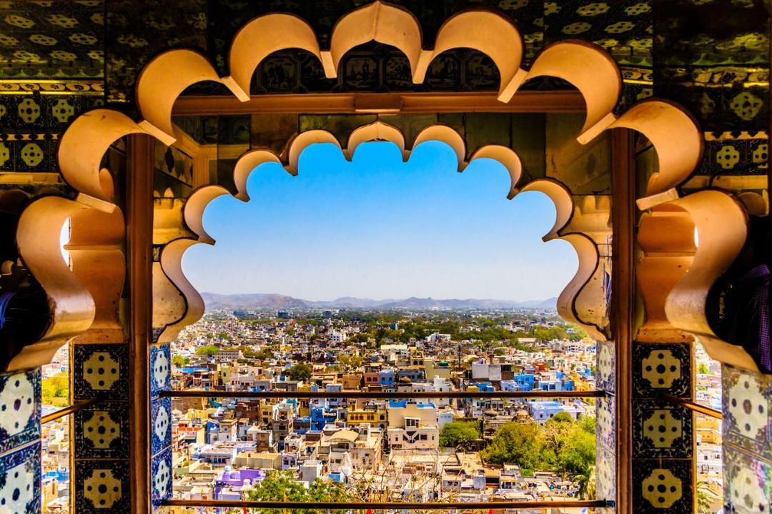 Why is Udaipur known as the 'City of Lakes'?