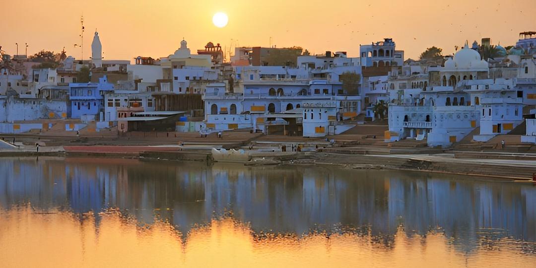 Why is Udaipur known as the 'City of Lakes'?